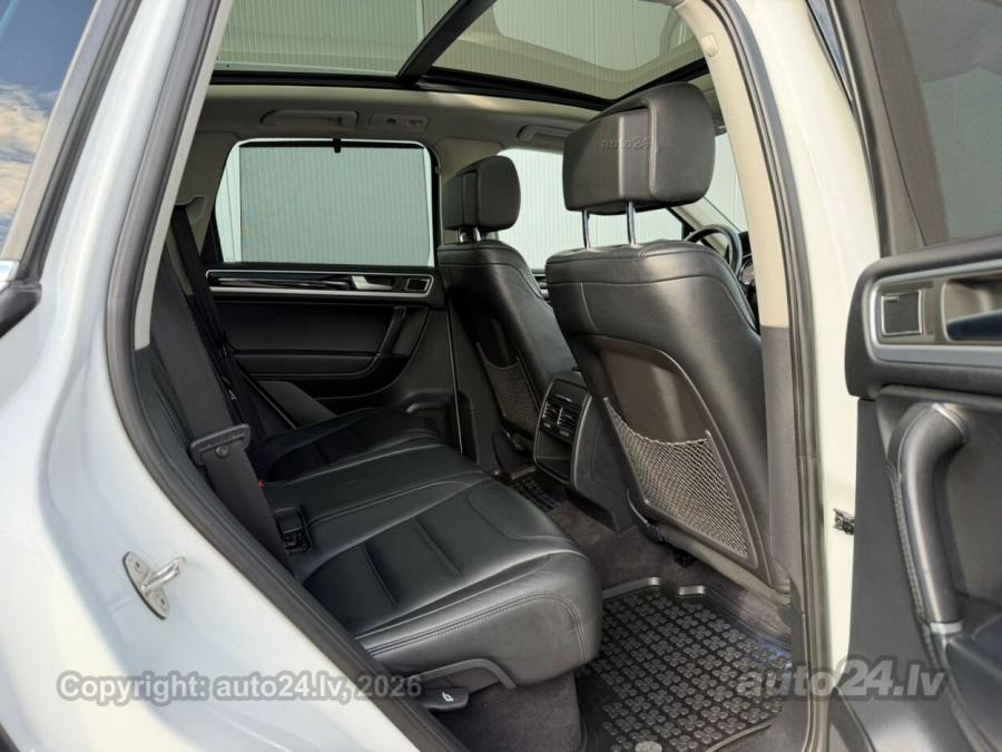 White Volkswagen Touareg 2012 in Tartu, with an engine capacity of 4.10 L and mileage of 280 thousand km for 14900 €, photo 9 on AUTOMOTO.COM.LV