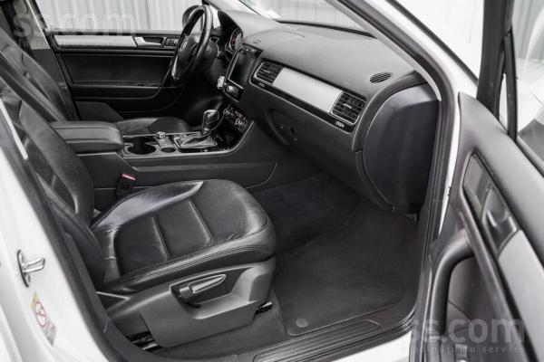 Balts Volkswagen Touareg 2012 Ogre, ar dzinēja tilpumu 3.00 L un nobraukumu 277 tūkst. km par 11700 €, foto 7 vietnē AUTOMOTO.COM.LV