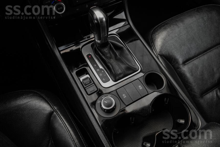 Balts Volkswagen Touareg 2012 Ogre, ar dzinēja tilpumu 3.00 L un nobraukumu 277 tūkst. km par 11700 €, foto 14 vietnē AUTOMOTO.COM.LV