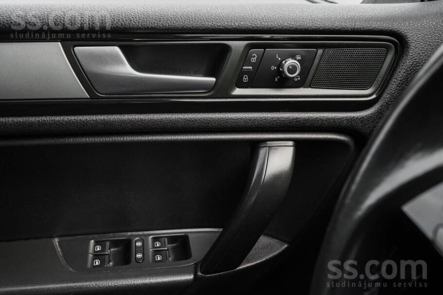 Balts Volkswagen Touareg 2012 Ogre, ar dzinēja tilpumu 3.00 L un nobraukumu 277 tūkst. km par 11700 €, foto 16 vietnē AUTOMOTO.COM.LV