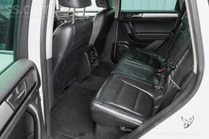 Balts Volkswagen Touareg 2012 Ogre, ar dzinēja tilpumu 3.00 L un nobraukumu 277 tūkst. km par 11700 €, foto 18 vietnē AUTOMOTO.COM.LV