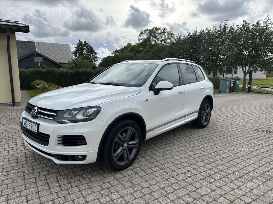 White Volkswagen Touareg 2012 in Ventspils, with an engine capacity of 3.00 L and mileage of 294 thousand km for 11999 €, photo 1 on AUTOMOTO.COM.LV