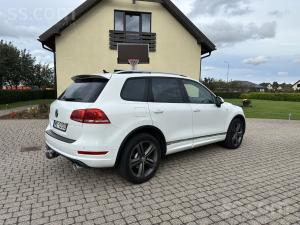 White Volkswagen Touareg 2012 in Ventspils, with an engine capacity of 3.00 L and mileage of 294 thousand km for 11999 €, photo 4 on AUTOMOTO.COM.LV