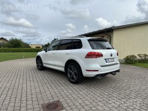 White Volkswagen Touareg 2012 in Ventspils, with an engine capacity of 3.00 L and mileage of 294 thousand km for 11999 €, photo 5 on AUTOMOTO.COM.LV