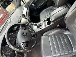 White Volkswagen Touareg 2012 in Ventspils, with an engine capacity of 3.00 L and mileage of 294 thousand km for 11999 €, photo 6 on AUTOMOTO.COM.LV