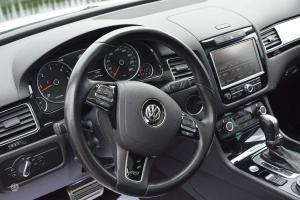 Balts Volkswagen Touareg 2012 Klaipėda, ar dzinēja tilpumu 2.97 L un nobraukumu 220 tūkst. km par 12550 €, foto 16 vietnē AUTOMOTO.COM.LV