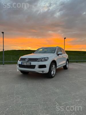 White Volkswagen Touareg 2012 in Riga, with an engine capacity of 3.00 L and mileage of 265 thousand km for 13300 €, photo  on AUTOMOTO.COM.LV
