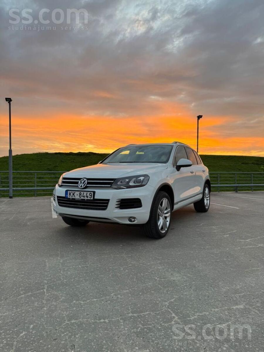 White Volkswagen Touareg 2012 in Riga, with an engine capacity of 3.00 L and mileage of 265 thousand km for 13300 €, photo 1 on AUTOMOTO.COM.LV