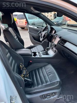 White Volkswagen Touareg 2012 in Riga, with an engine capacity of 3.00 L and mileage of 265 thousand km for 13300 €, photo 3 on AUTOMOTO.COM.LV
