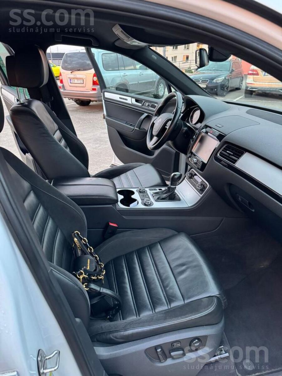White Volkswagen Touareg 2012 in Riga, with an engine capacity of 3.00 L and mileage of 265 thousand km for 13300 €, photo 3 on AUTOMOTO.COM.LV