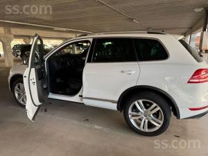 White Volkswagen Touareg 2012 in Riga, with an engine capacity of 3.00 L and mileage of 265 thousand km for 13300 €, photo 4 on AUTOMOTO.COM.LV