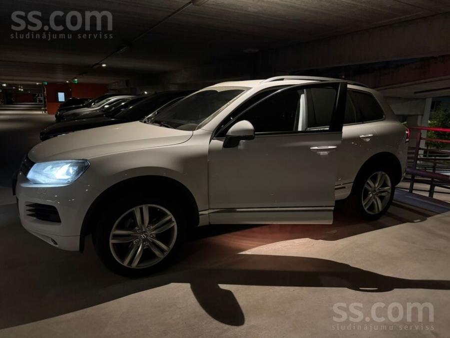 White Volkswagen Touareg 2012 in Riga, with an engine capacity of 3.00 L and mileage of 265 thousand km for 13300 €, photo 5 on AUTOMOTO.COM.LV
