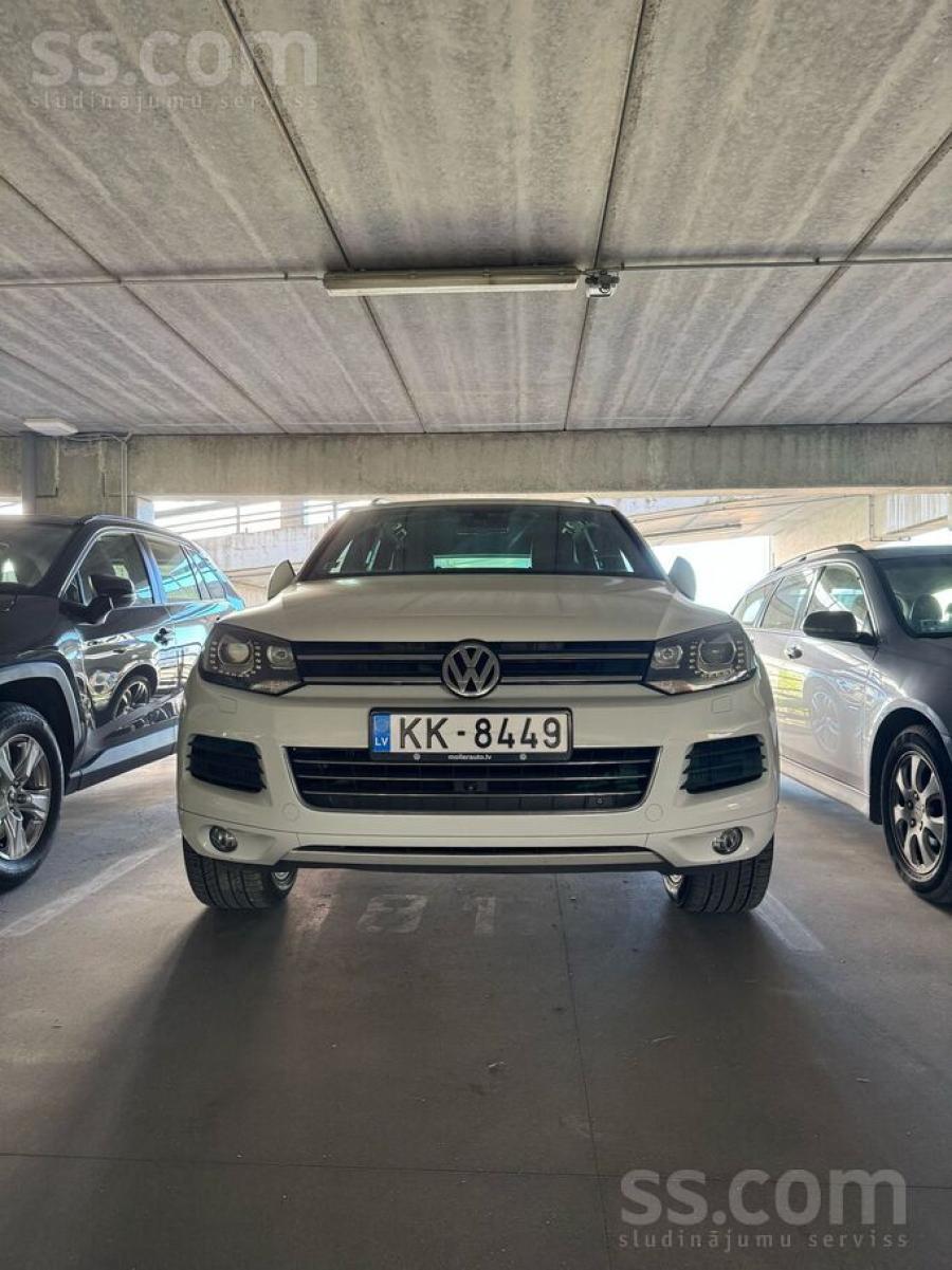 White Volkswagen Touareg 2012 in Riga, with an engine capacity of 3.00 L and mileage of 265 thousand km for 13300 €, photo 6 on AUTOMOTO.COM.LV