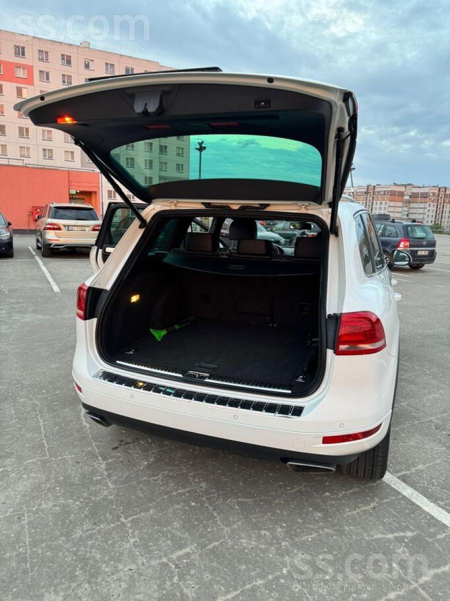 White Volkswagen Touareg 2012 in Riga, with an engine capacity of 3.00 L and mileage of 265 thousand km for 13300 €, photo 7 on AUTOMOTO.COM.LV