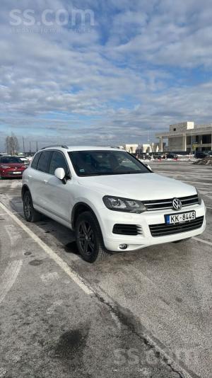 White Volkswagen Touareg 2012 in Riga, with an engine capacity of 3.00 L and mileage of 265 thousand km for 13300 €, photo 8 on AUTOMOTO.COM.LV