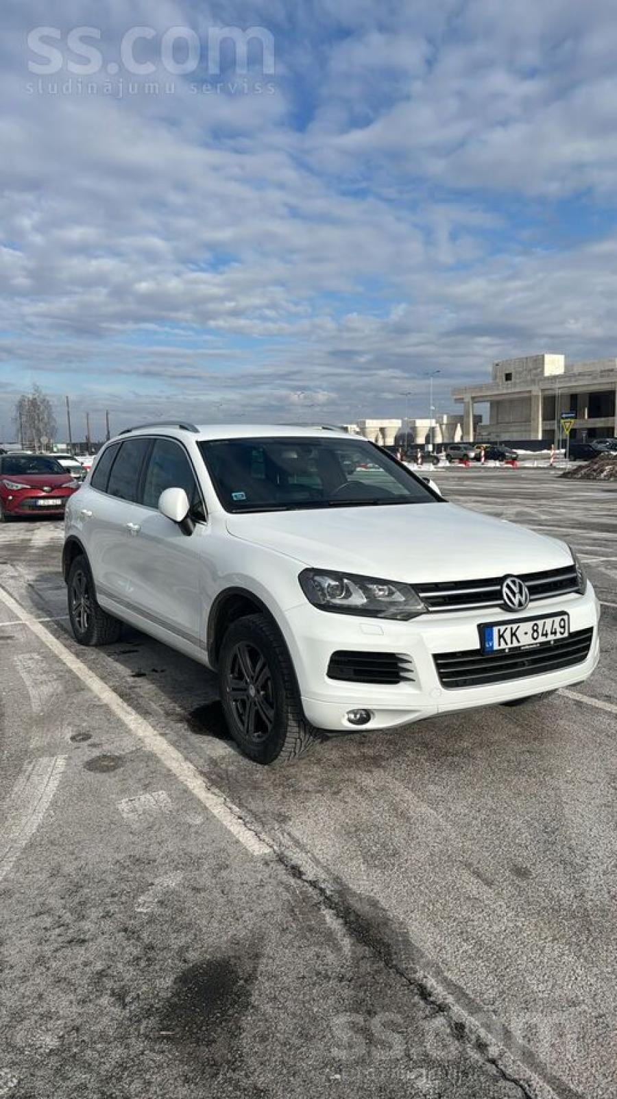 White Volkswagen Touareg 2012 in Riga, with an engine capacity of 3.00 L and mileage of 265 thousand km for 13300 €, photo 8 on AUTOMOTO.COM.LV