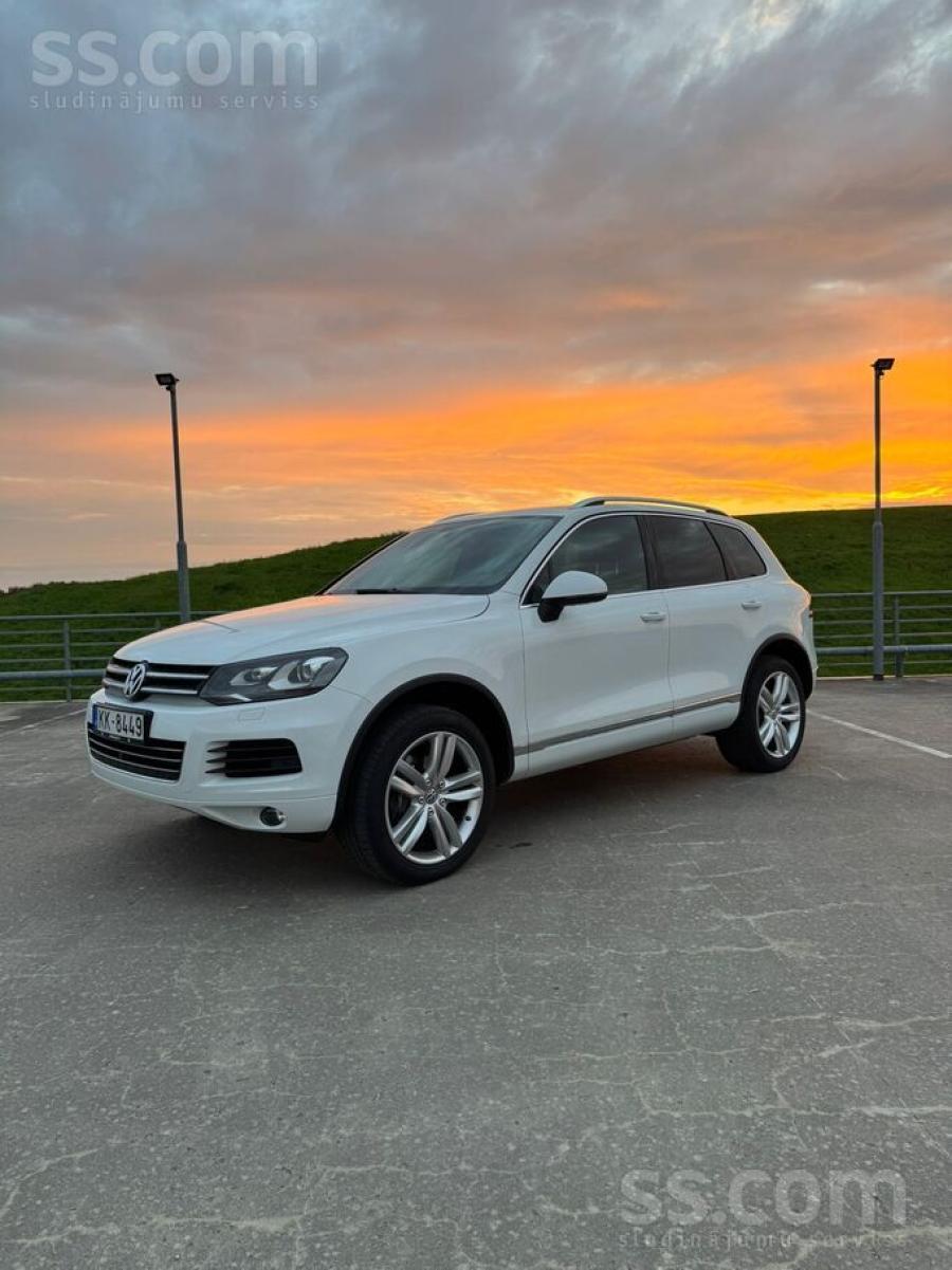 White Volkswagen Touareg 2012 in Riga, with an engine capacity of 3.00 L and mileage of 265 thousand km for 13300 €, photo 9 on AUTOMOTO.COM.LV