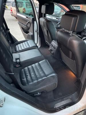 White Volkswagen Touareg 2012 in Riga, with an engine capacity of 3.00 L and mileage of 265 thousand km for 13300 €, photo 10 on AUTOMOTO.COM.LV