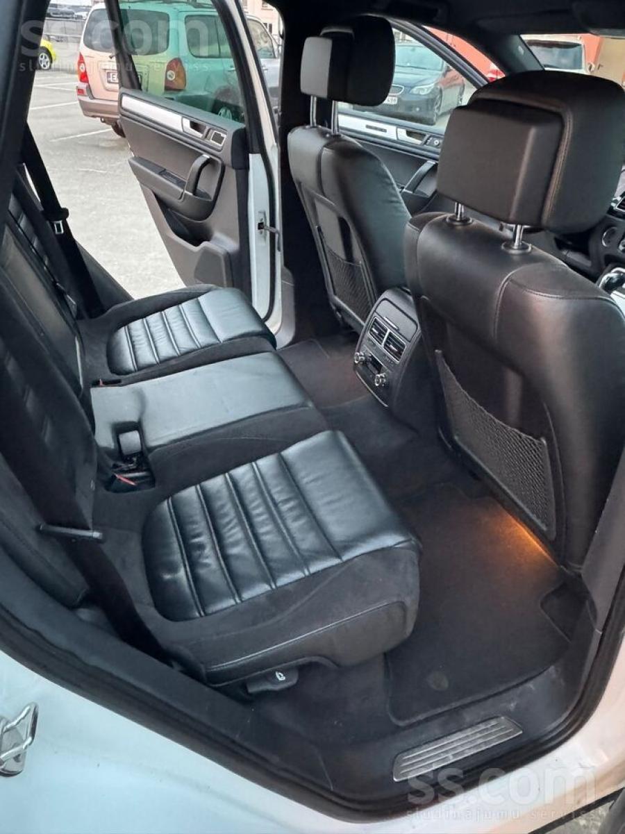 White Volkswagen Touareg 2012 in Riga, with an engine capacity of 3.00 L and mileage of 265 thousand km for 13300 €, photo 10 on AUTOMOTO.COM.LV