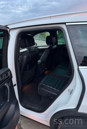 White Volkswagen Touareg 2012 in Riga, with an engine capacity of 3.00 L and mileage of 265 thousand km for 13300 €, photo 11 on AUTOMOTO.COM.LV