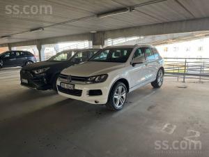 White Volkswagen Touareg 2012 in Riga, with an engine capacity of 3.00 L and mileage of 265 thousand km for 13300 €, photo 12 on AUTOMOTO.COM.LV