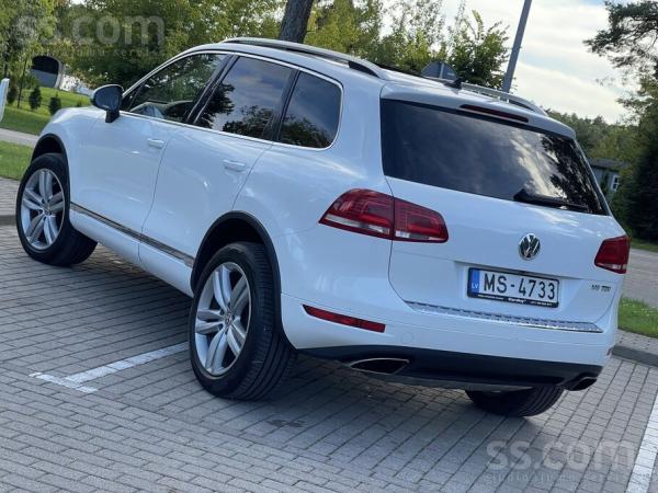 White Volkswagen Touareg 2012 in Jurmala, with an engine capacity of 4.20 L and mileage of 0 thousand km for 9990 €, photo 3 on AUTOMOTO.COM.LV
