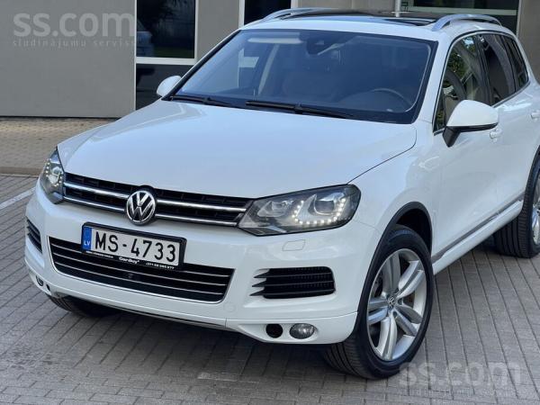 White Volkswagen Touareg 2012 in Jurmala, with an engine capacity of 4.20 L and mileage of 0 thousand km for 9990 €, photo 7 on AUTOMOTO.COM.LV