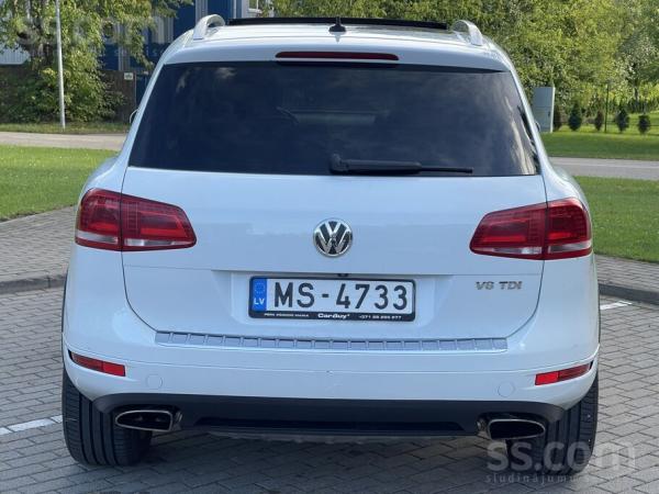 White Volkswagen Touareg 2012 in Jurmala, with an engine capacity of 4.20 L and mileage of 0 thousand km for 9990 €, photo 8 on AUTOMOTO.COM.LV