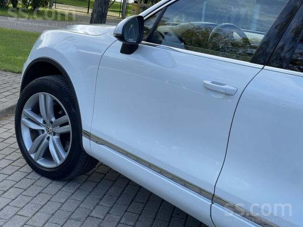 White Volkswagen Touareg 2012 in Jurmala, with an engine capacity of 4.20 L and mileage of 0 thousand km for 9990 €, photo 11 on AUTOMOTO.COM.LV