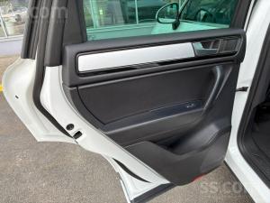 Balts Volkswagen Touareg 2013 Rīga, ar dzinēja tilpumu 3.00 L un nobraukumu 247 tūkst. km par 12370 €, foto 10 vietnē AUTOMOTO.COM.LV