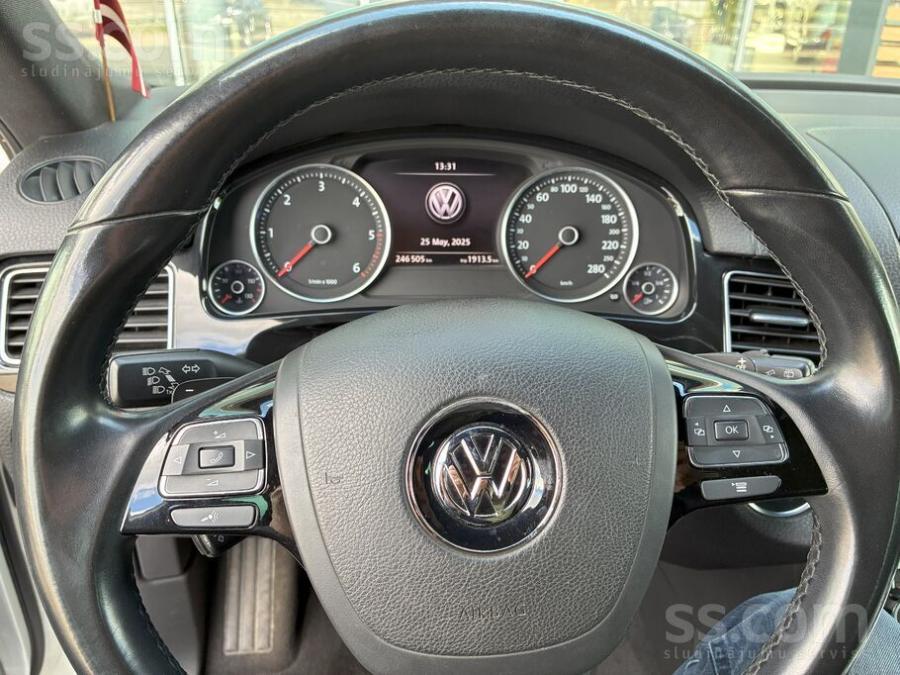 Balts Volkswagen Touareg 2013 Rīga, ar dzinēja tilpumu 3.00 L un nobraukumu 247 tūkst. km par 12370 €, foto 33 vietnē AUTOMOTO.COM.LV