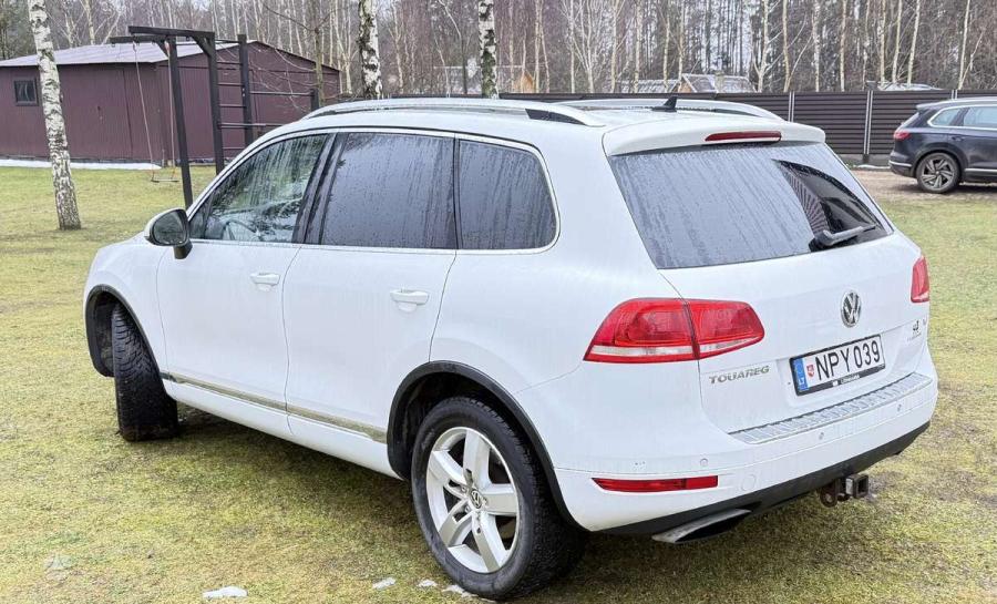 White Volkswagen Touareg 2013 in Vilnius, with an engine capacity of 3.60 L and mileage of 340 thousand km for 8200 €, photo 6 on AUTOMOTO.COM.LV