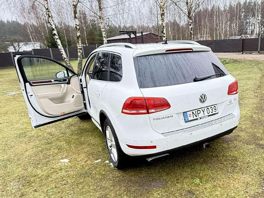 White Volkswagen Touareg 2013 in Vilnius, with an engine capacity of 3.60 L and mileage of 340 thousand km for 8200 €, photo 7 on AUTOMOTO.COM.LV