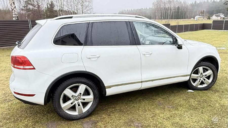 White Volkswagen Touareg 2013 in Vilnius, with an engine capacity of 3.60 L and mileage of 340 thousand km for 8200 €, photo 8 on AUTOMOTO.COM.LV
