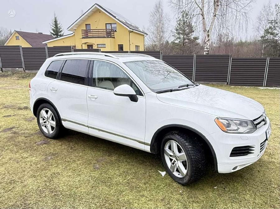 White Volkswagen Touareg 2013 in Vilnius, with an engine capacity of 3.60 L and mileage of 340 thousand km for 8200 €, photo 9 on AUTOMOTO.COM.LV