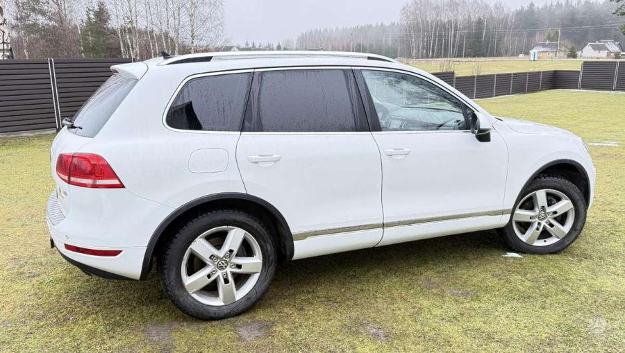 White Volkswagen Touareg 2013 in Vilnius, with an engine capacity of 3.60 L and mileage of 340 thousand km for 8200 €, photo 10 on AUTOMOTO.COM.LV