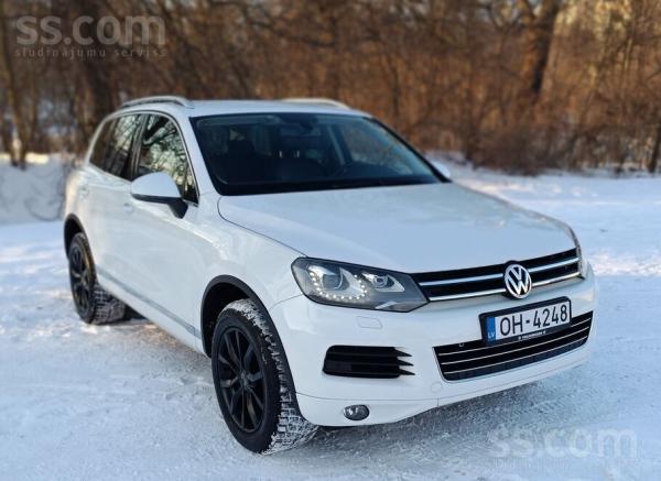Balts Volkswagen Touareg 2013 Rīga, ar dzinēja tilpumu 3.00 L un nobraukumu 240 tūkst. km par 14450 €, foto 1 vietnē AUTOMOTO.COM.LV