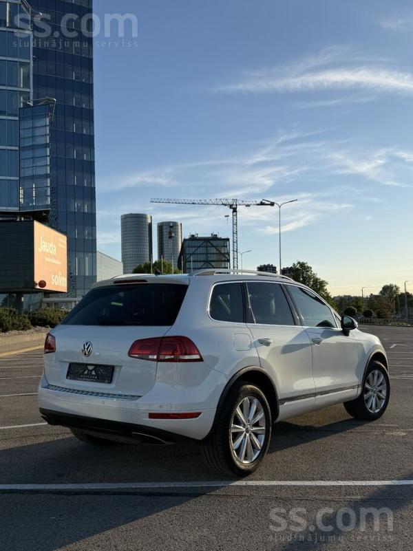 Balts Volkswagen Touareg 2013 Rīga, ar dzinēja tilpumu 3.00 L un nobraukumu 293 tūkst. km par 13500 €, foto 2 vietnē AUTOMOTO.COM.LV