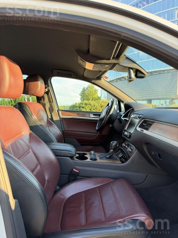 Balts Volkswagen Touareg 2013 Rīga, ar dzinēja tilpumu 3.00 L un nobraukumu 293 tūkst. km par 13500 €, foto 7 vietnē AUTOMOTO.COM.LV