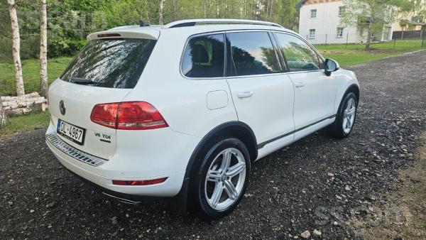 White Volkswagen Touareg 2013 in Riga, with an engine capacity of 3.00 L and mileage of 0 thousand km for 8998 €, photo 3 on AUTOMOTO.COM.LV