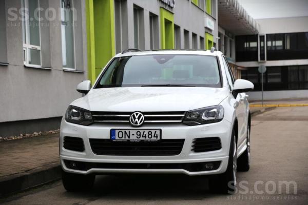 White Volkswagen Touareg 2013 in Riga, with an engine capacity of 3.00 L and mileage of 202 thousand km for 12995 €, photo 1 on AUTOMOTO.COM.LV