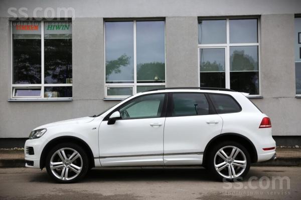 White Volkswagen Touareg 2013 in Riga, with an engine capacity of 3.00 L and mileage of 202 thousand km for 12995 €, photo 2 on AUTOMOTO.COM.LV