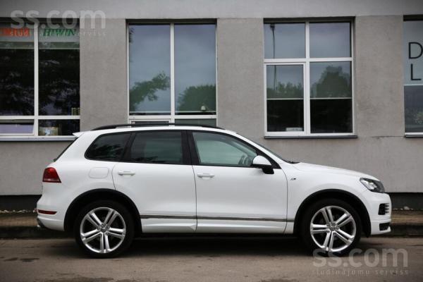 White Volkswagen Touareg 2013 in Riga, with an engine capacity of 3.00 L and mileage of 202 thousand km for 12995 €, photo 3 on AUTOMOTO.COM.LV