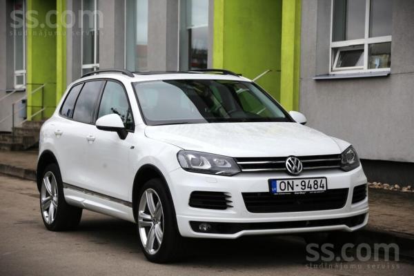White Volkswagen Touareg 2013 in Riga, with an engine capacity of 3.00 L and mileage of 202 thousand km for 12995 €, photo 4 on AUTOMOTO.COM.LV