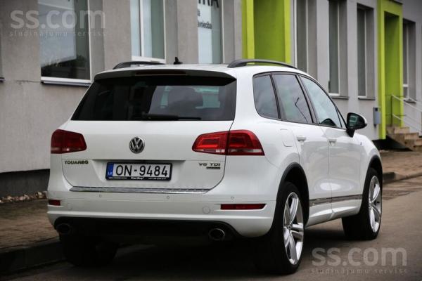 White Volkswagen Touareg 2013 in Riga, with an engine capacity of 3.00 L and mileage of 202 thousand km for 12995 €, photo 5 on AUTOMOTO.COM.LV