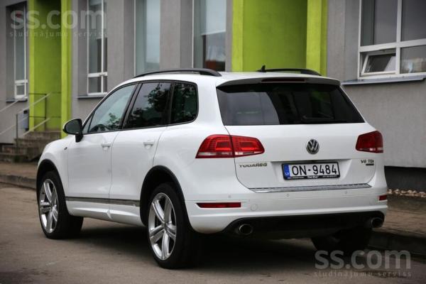 White Volkswagen Touareg 2013 in Riga, with an engine capacity of 3.00 L and mileage of 202 thousand km for 12995 €, photo 6 on AUTOMOTO.COM.LV