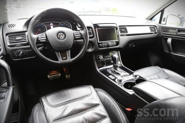 White Volkswagen Touareg 2013 in Riga, with an engine capacity of 3.00 L and mileage of 202 thousand km for 12995 €, photo 7 on AUTOMOTO.COM.LV