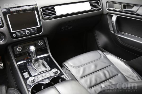 White Volkswagen Touareg 2013 in Riga, with an engine capacity of 3.00 L and mileage of 202 thousand km for 12995 €, photo 8 on AUTOMOTO.COM.LV