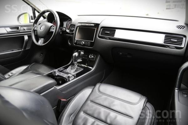 White Volkswagen Touareg 2013 in Riga, with an engine capacity of 3.00 L and mileage of 202 thousand km for 12995 €, photo 10 on AUTOMOTO.COM.LV