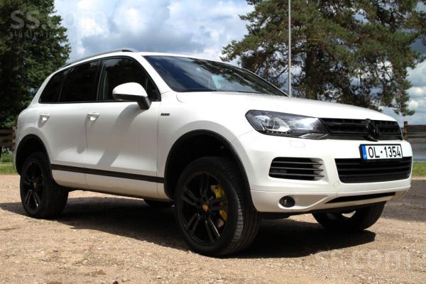 White Volkswagen Touareg 2013 in Daugavpils, with an engine capacity of 3.00 L and mileage of 242 thousand km for 14500 €, photo 2 on AUTOMOTO.COM.LV